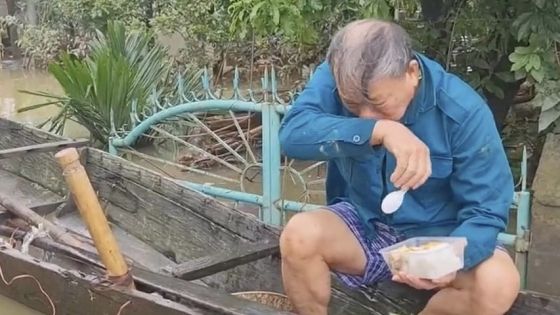 Nhói lòng cụ ông bật khóc khi nhận hộp cơm nóng sau 5 ngày bị cô lập ...