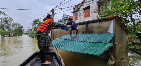Nhói lòng cụ ông bật khóc khi nhận hộp cơm nóng sau 5 ngày bị cô lập ...