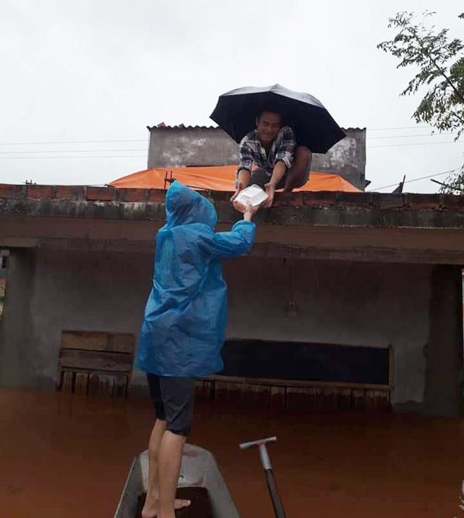 Nhói lòng cụ ông bật khóc khi nhận hộp cơm nóng sau 5 ngày bị cô lập ...