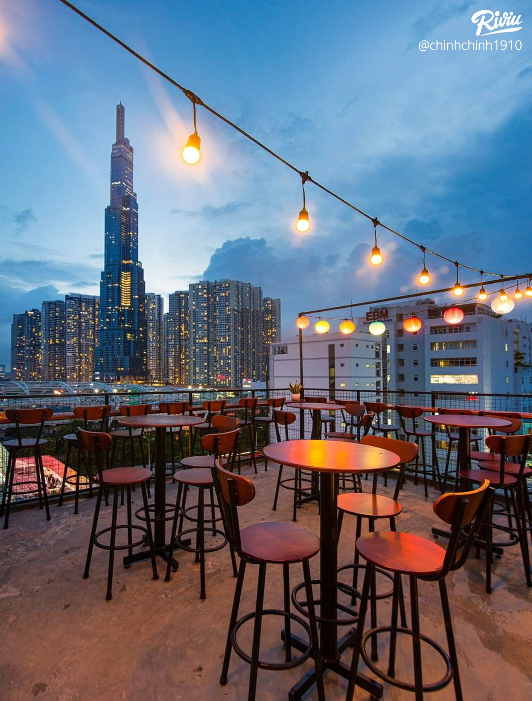 Ngắm toàn cảnh landmark tại VI VI ROOFTOP về Vi Vu Rooftop | riviu.vn