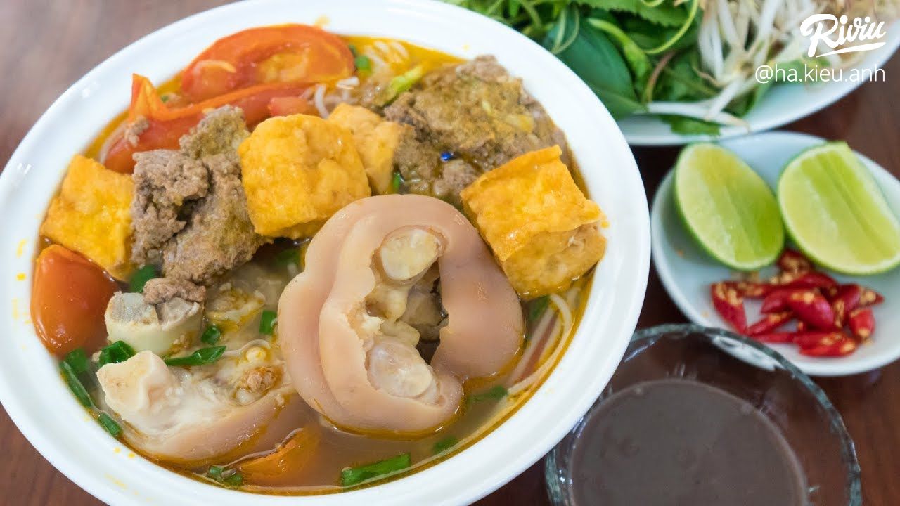 Cách nấu bún riêu cua giò heo thơm ngon đậm vị cho cả nhà | riviu.vn