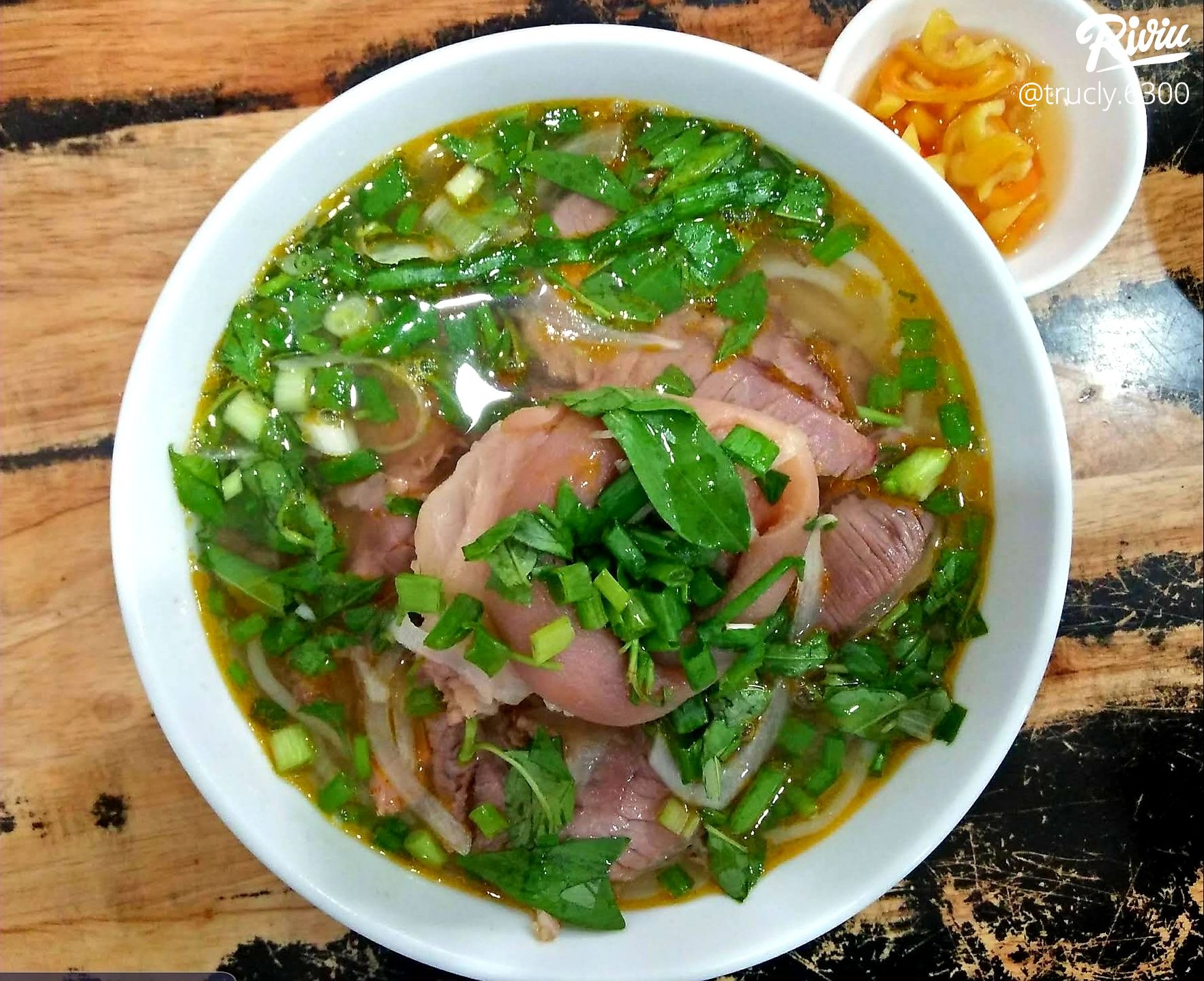 BÚN BÒ NÓNG HỔI VÀ NHIỀU ĐỒ ĂN KÈM về Bún Bò Quin | riviu.vn