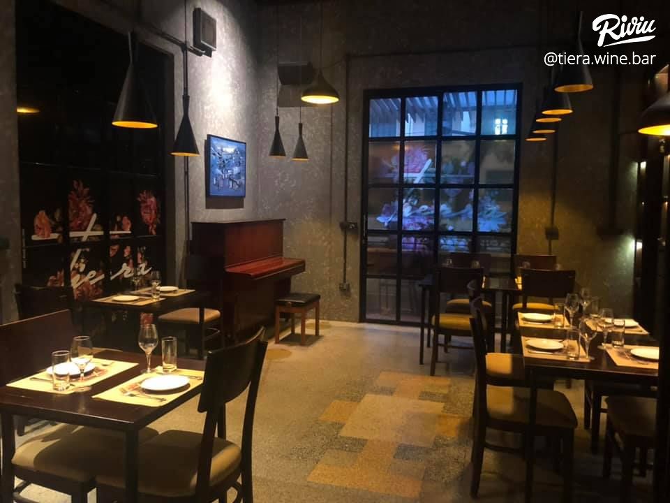 Tierra Wine Bar số 2 phố Nguyễn Quyền, Quận Hai Bà Trưng, Thành phố Hà ...